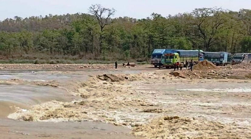 अविरल वर्षाका कारण अवरुद्ध ५ राजमार्ग मध्ये ३ एकतर्फी सञ्चालनमा ...